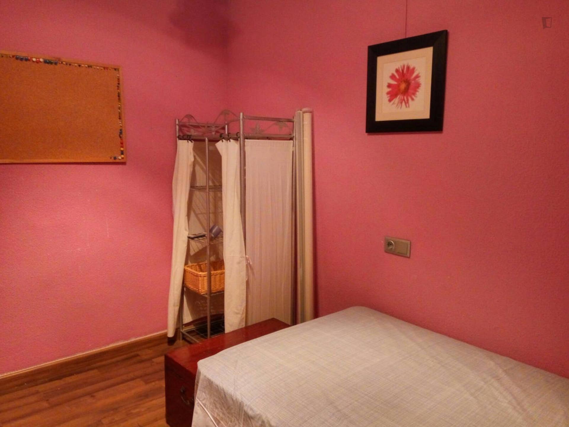 Nice single bedroom next to Plaza Papa Juan Pablo II, อาลากันต์ | ที่ ...