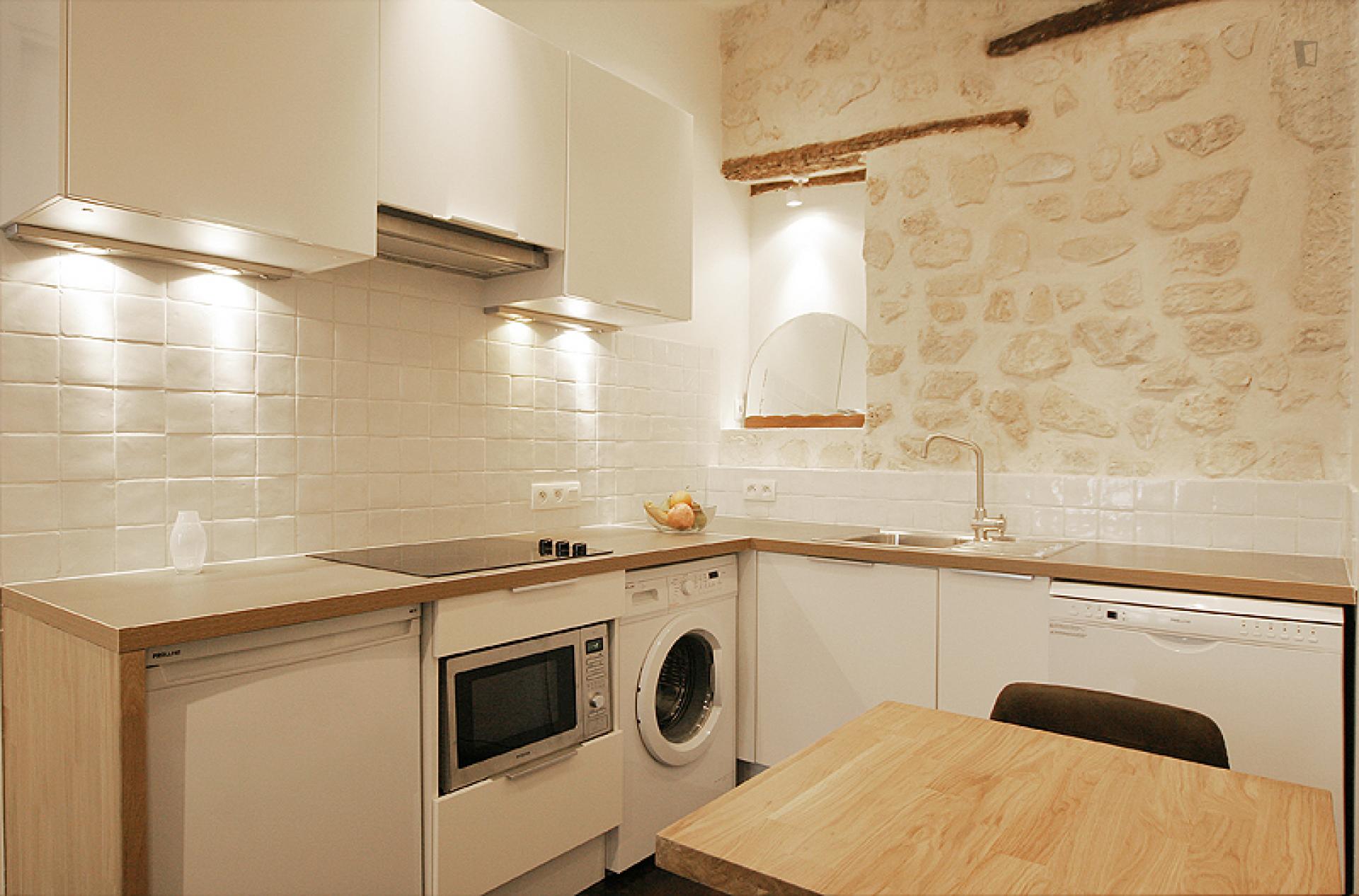 Very posh studio apartment in Saint Gervais, Paris | Casita Student ...